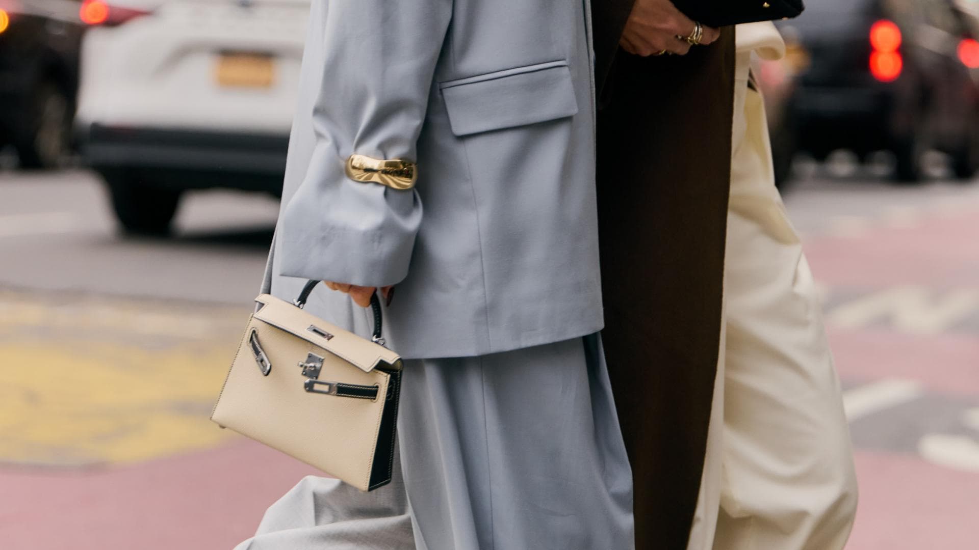 Arm Cuffs sind der Schmuck-Trend 2025 für ein Fashion-Statment