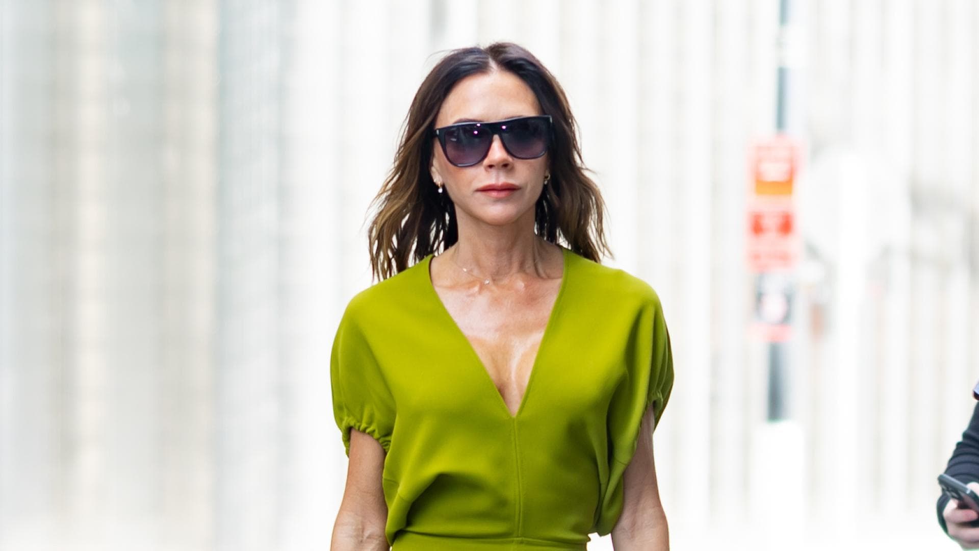 Victoria Beckham trägt das wohl eleganteste Top für den Sommer 2025