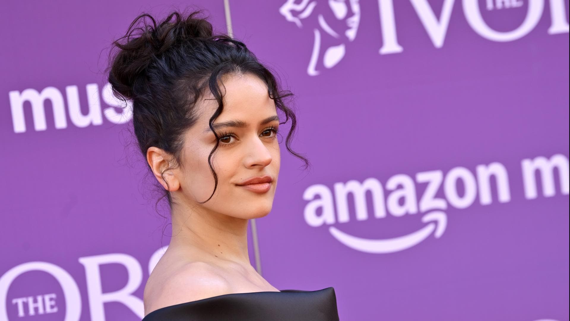 Beauty Crush! Rosalías "Curly Updo" ist wie gemacht für den Sommer 2026