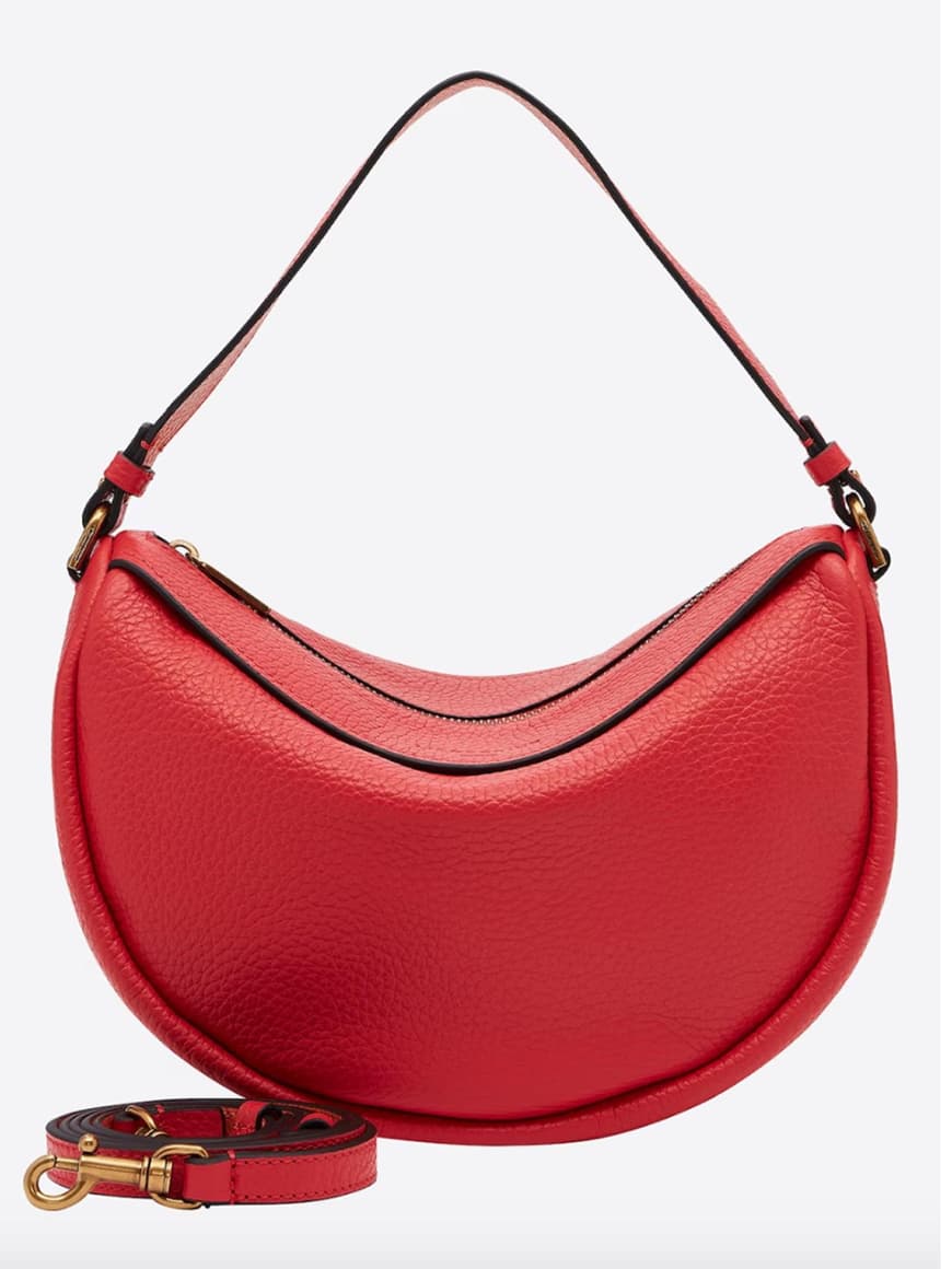 3 rote Handtaschen, die jedes Outfit in einen Hingucker verwandeln