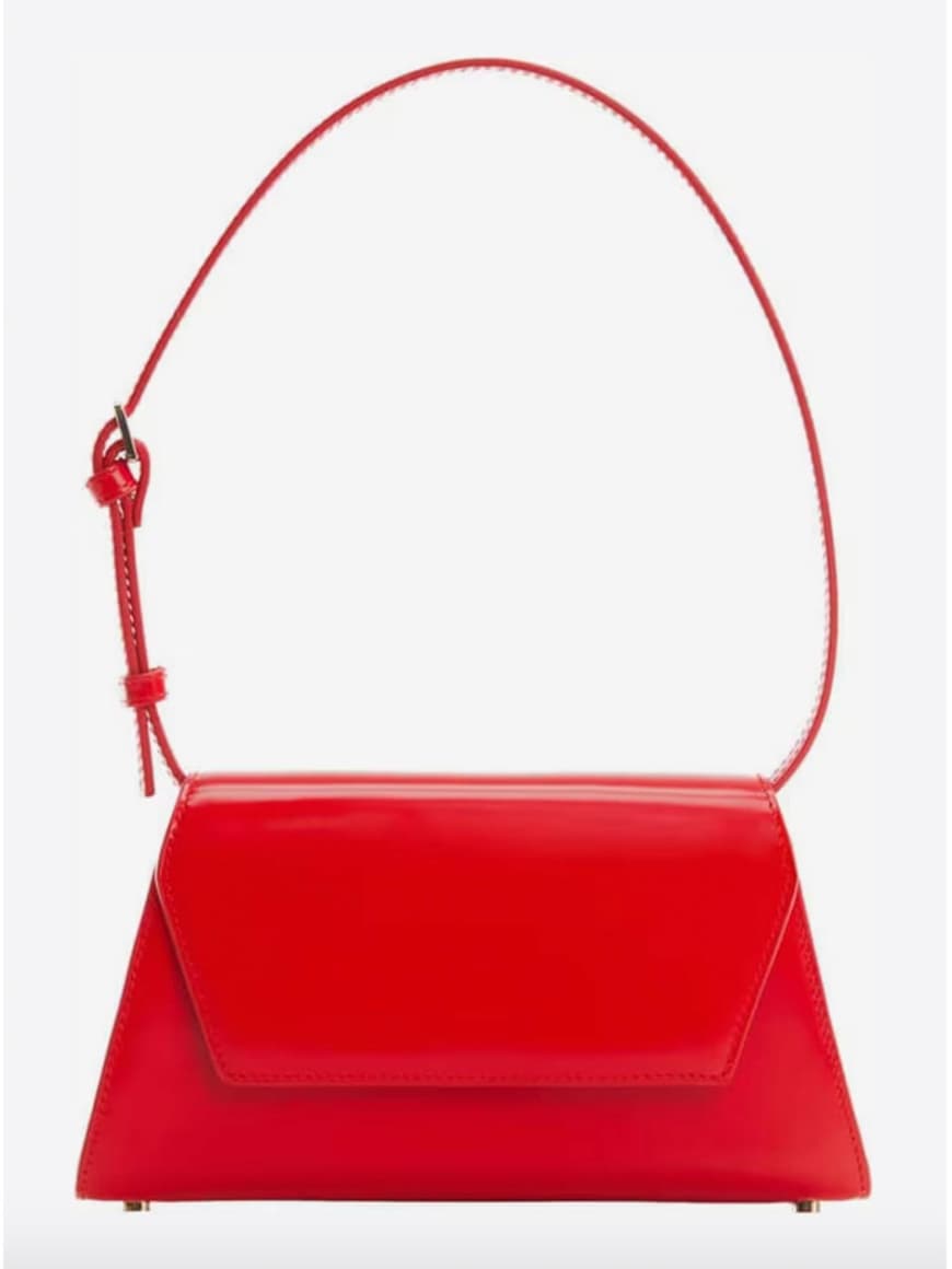 3 rote Handtaschen, die jedes Outfit in einen Hingucker verwandeln