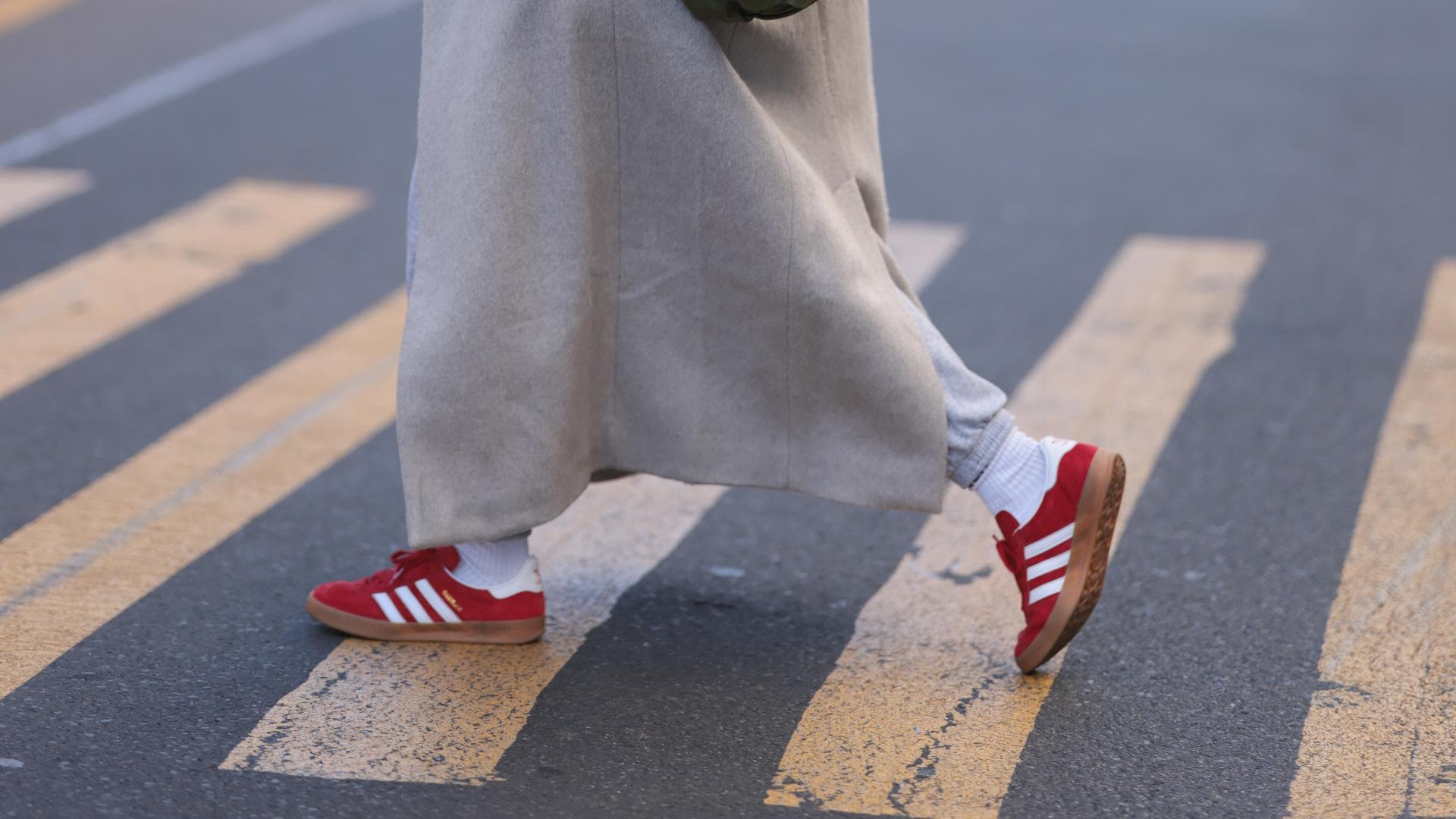 Bunte Sneaker kombinieren: So gelingt das Styling