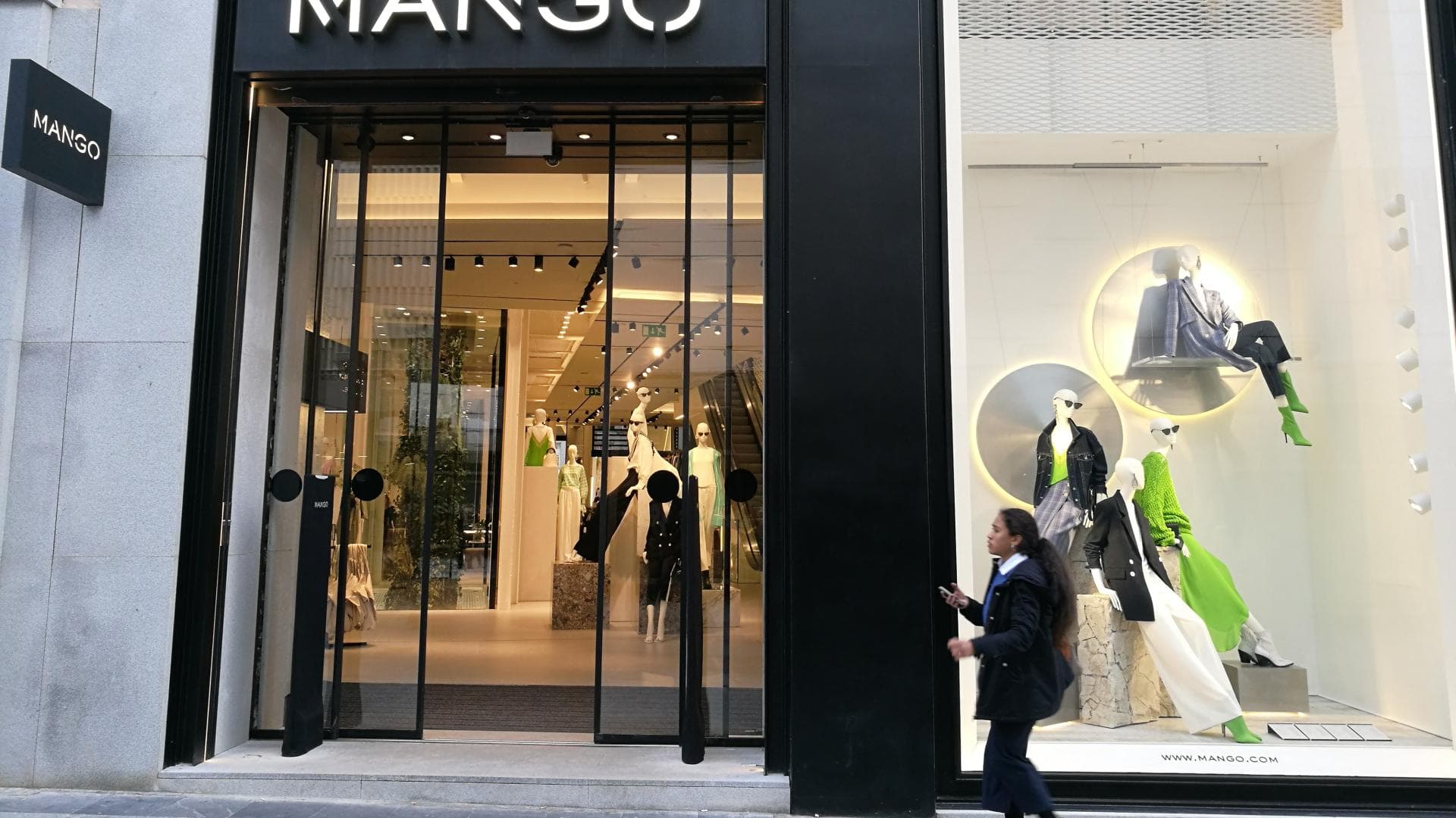 Emily Ratajkowski trägt ein Kleid von Mango – und es ist ideal für den ...