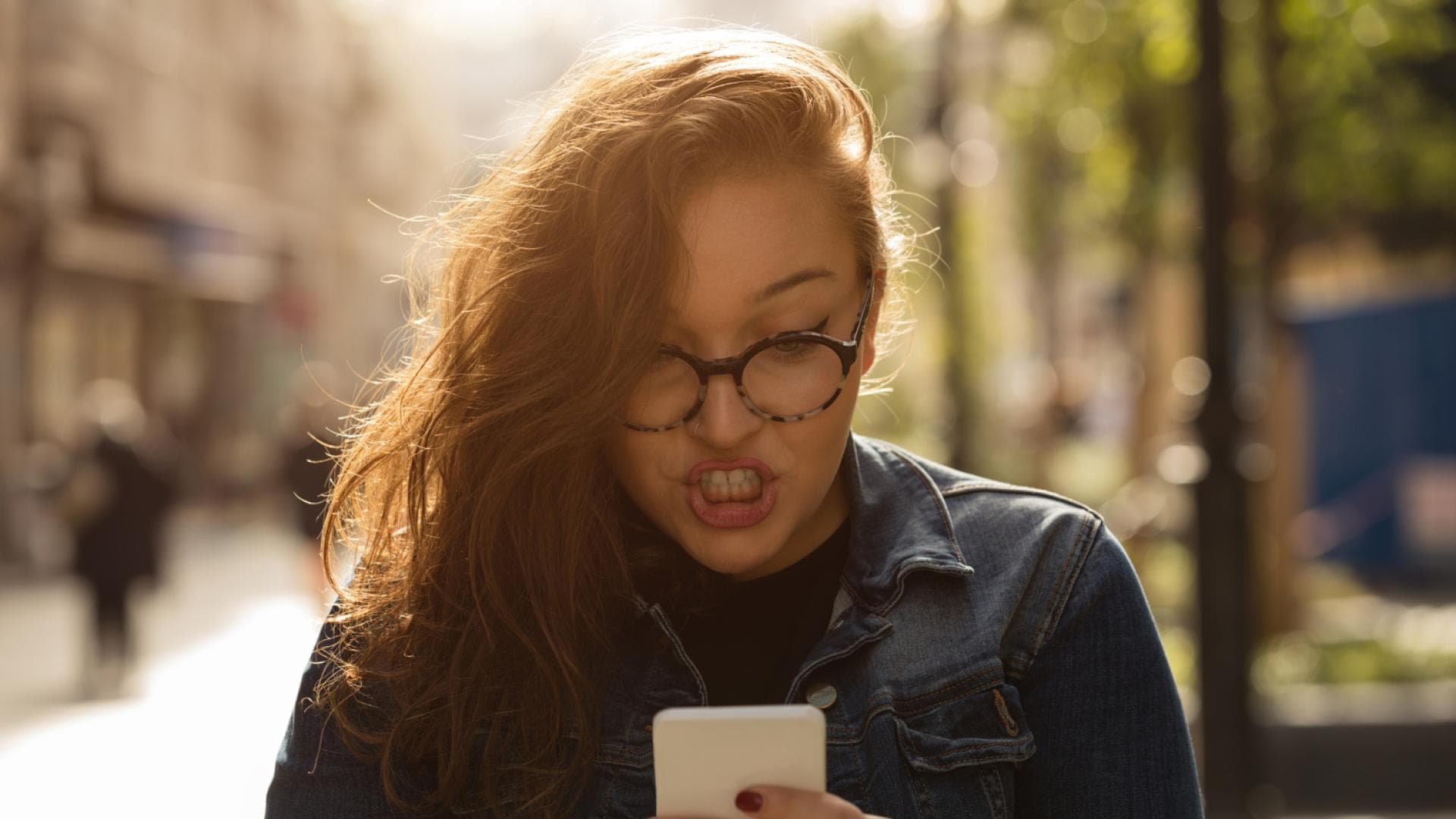 Tinder-Abkürzungen: Diese 10 geheimen Codes solltet ihr kennen!