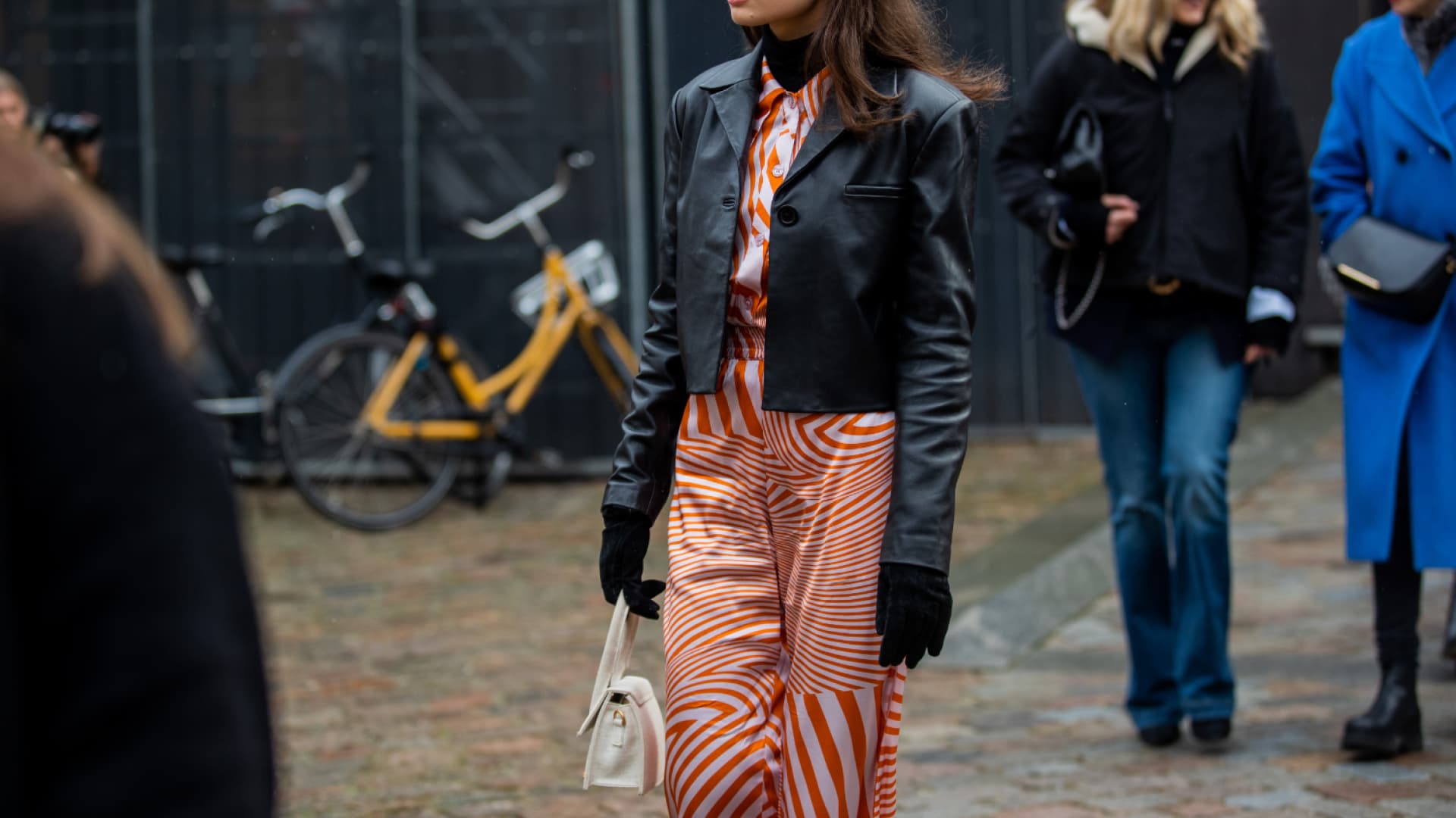 Outfits 2022: Im Frühling setzen wir auf Swirl-Musterungen – die 11 ...