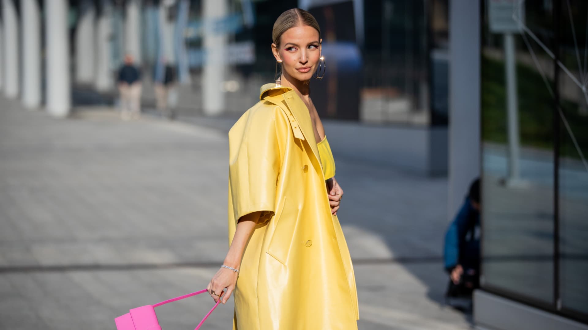 Trend-Farbe 2022: Auf diese Nuance setzen modebewusste Frauen im Frühling