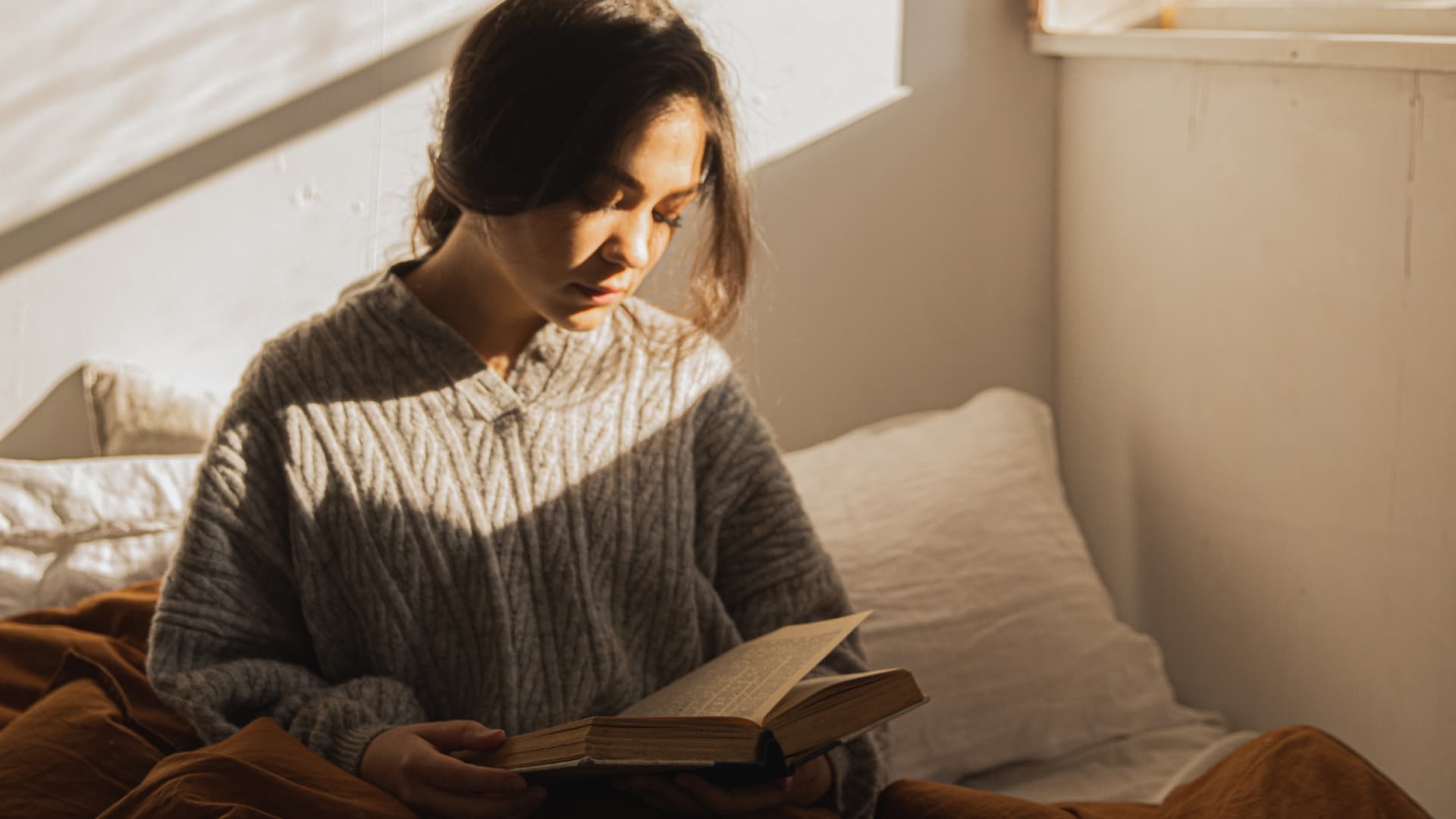 Buch-Trends 2022: 3 Thriller, die ihr an nur einem Tag durchlesen wollt