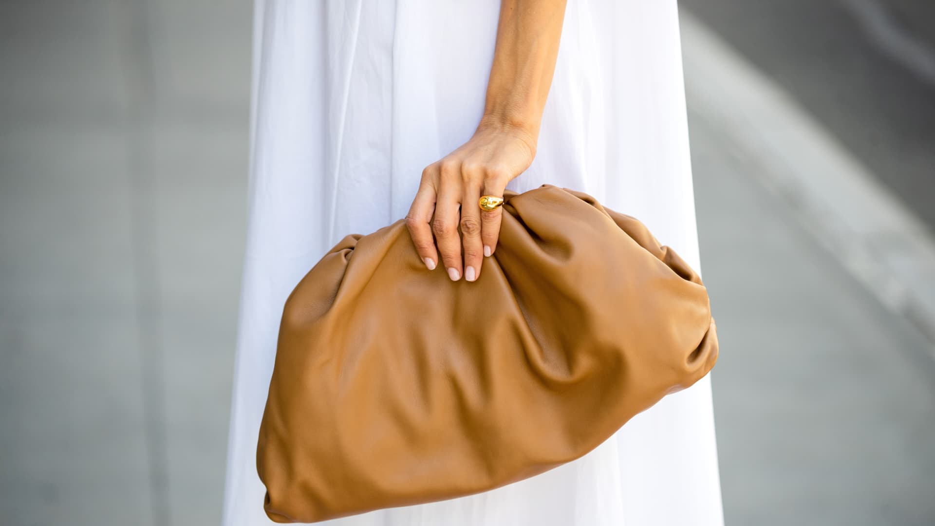 Pouch Bags: Um diesen Handtaschen-Trend kommt niemand herum