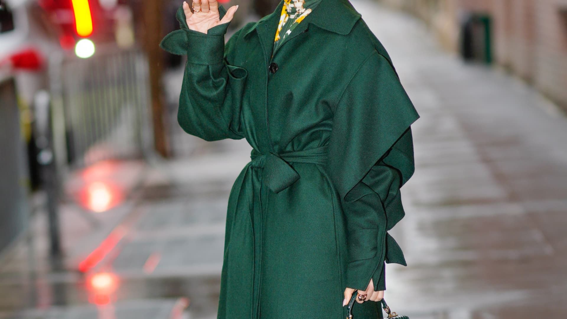 Mode-Outfits 2022: Jennifer Lopez macht Smaragdgrün zur neuen Trendfarbe