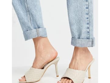 Sandalen: Dieses Modell zaubert lange, schlanke Beine