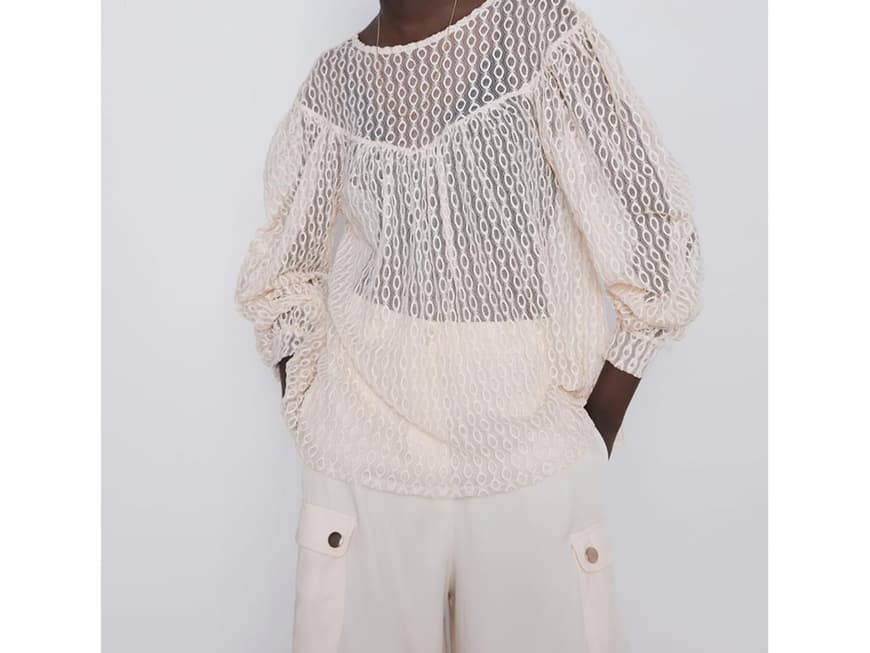 Transparente Blusen: DIESE Modelle liegen in dieser Saison im Trend