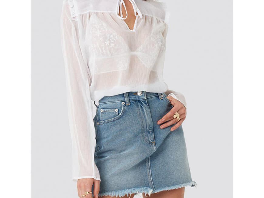 Transparente Blusen: DIESE Modelle liegen in dieser Saison im Trend
