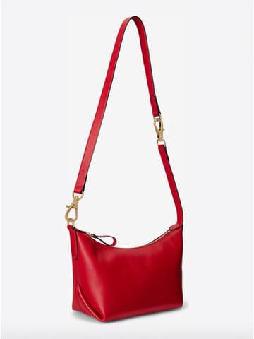 3 rote Handtaschen, die jedes Outfit in einen Hingucker verwandeln