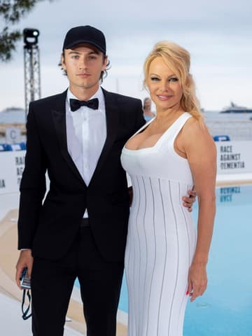 Große Brüste: Diese Promi-Frauen haben eine große Oberweite