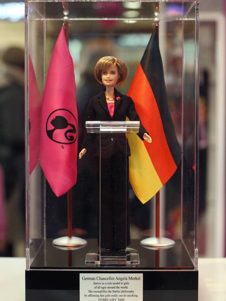 Von Claudia Schiffer bis Angela Merkel: Diese Stars gibt es als Barbie ...
