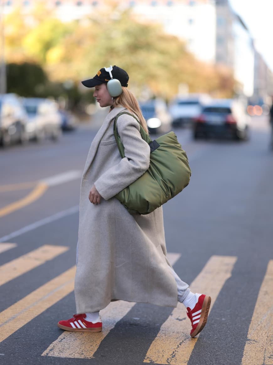 Bunte Sneaker kombinieren: So gelingt das Styling